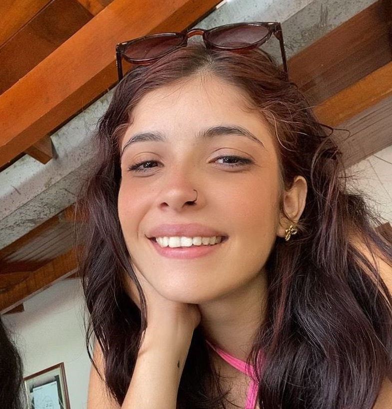 Heloize, linda se destaca em nossa coluna com um sorriso radiante ...